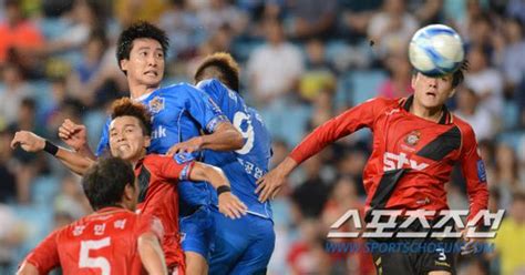 포토 골 넣는 수비수 곽태휘 머리는 자신있어