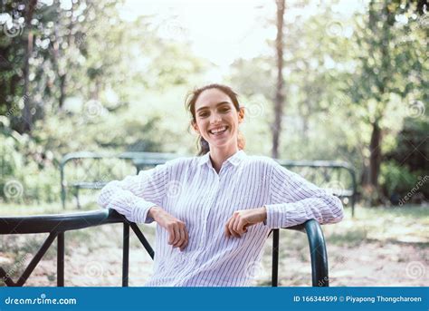 Bella Ragazza Che Ride E Siede Al Parco Pubblico Al Mattino Felice E Sorridente Tempo