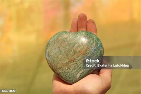 손에서 자연적인 대리석 돌 또는 녹색 Aventurine 마음을 보유 하고있다 손에 심장 심장의 모양에 있는 돌 사랑 하는 부적 젠 스파 개념에 대한 스톡 사진 및 기타