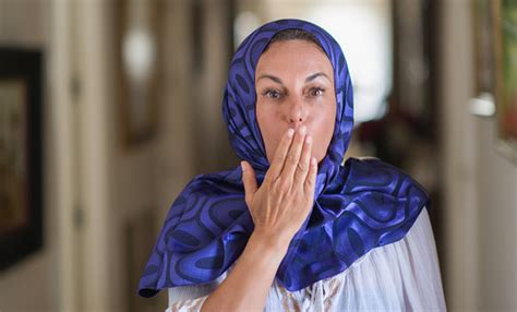 중간 나이 갈색 아라비아 여자 다채로운 Hijab 커버 입을 손으로 실수 두려움의 표현에 대 한 수치와 충격을 입고 침묵 비밀 개념에에서 무서 워 가리기에 대한 스톡 사진