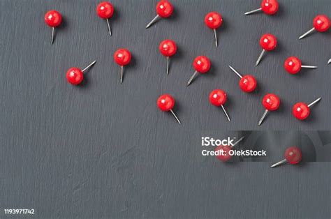 사무실 학교 또는 가정의 어두운 콘크리트 책상에 많은 빨간 푸시 핀이 흩어져 있습니다 텍스트를 위한 공간 개인 장식품에 대한 스톡 사진 및 기타 이미지 Istock