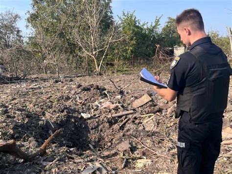 Пошкоджені будинки та автівки поліція документує наслідки ракетної