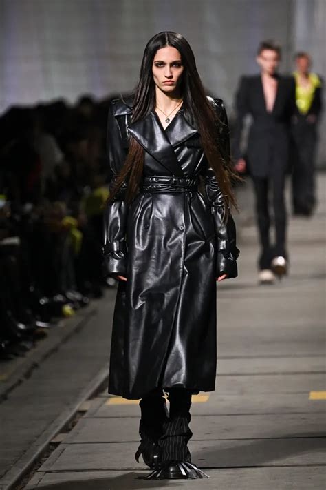 Як виглядає наймодніший верхній одяг на весну 2025 5 варіантів Prostoway