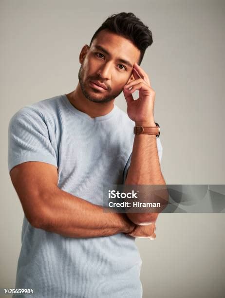 회색 모형에 대한 생각 아이디어 또는 영감의 초상화는 공간 스튜디오 배경을 복사합니다 진지한 표정 똑똑하거나 사려 깊은 마음 계획 또는 제안을 가진 잘 생긴 젊은 우아한