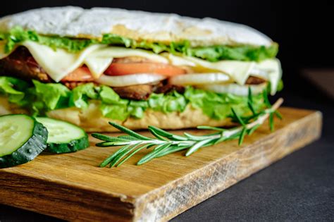 검은 배경 로즈마리 오이 나무 보드 길거리 음식에 큰 샌드위치 패스트푸드 쇠고기와 함께 수 제 햄버거 나무 테이블에 치즈 몸매 이미지입니다 0명에 대한 스톡 사진 및 기타