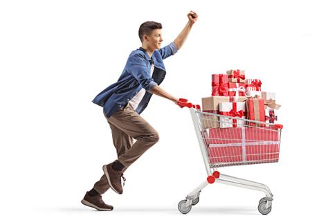 쇼핑 카트에 선물을 담아 달리는 행복한 청년의 전체 길이 프로필 사진 20 24세에 대한 스톡 사진 및 기타 이미지 20 24세 고객 구매 Istock