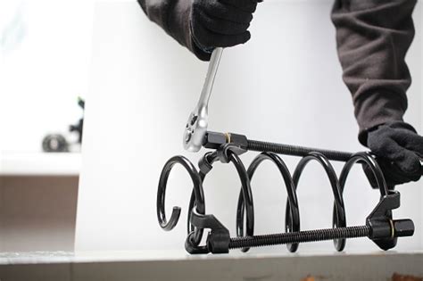 서 스 펜 션 자동차의 수리입니다 충격 흡수 스프링 교체 강철에 대한 스톡 사진 및 기타 이미지 강철 검사 보기 교통수단 Istock