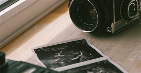 가족 계획 감성 감정적인 개인적인 이야기 고전적인 디자인 그림자 기기 나무 표면 부드러운 조명 부모 부모님을 기다리고 블라인드 블랙 앤 화이트 빈티지