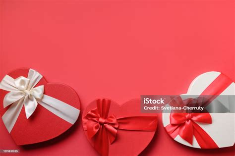 빨간 하트 선물의 발렌타인 데이 프레임 플랫 레이 로맨틱 인사말 카드 0명에 대한 스톡 사진 및 기타 이미지 0명 2월