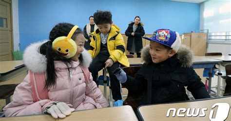 초등학교 예비소집 교실에서 인사 나눠요