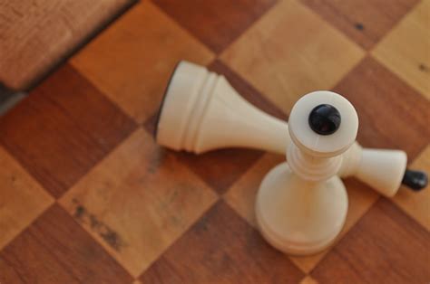 체스판에 체스 조각 왕의 모습과 여왕의 모습은 거짓말이다 여왕의 몰락 왕의 패권 결정에 대한 스톡 사진 및 기타 이미지 결정 경기 스포츠 경쟁 Istock