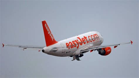 16 годишна се опита да отвори вратата на самолет по време на полет Новини бг