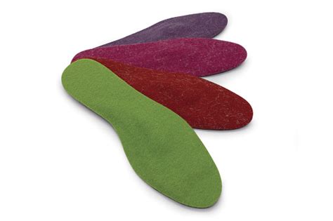 흰색 배경에 화려한 깔창 평평한 발과 발 질환의 치료 및 예방 발 관리 발에 대한 편안함 편안한 신발을 착용하십시오 의료 정형 외과 깔창 건강관리와 의술에 대한 스톡 사진