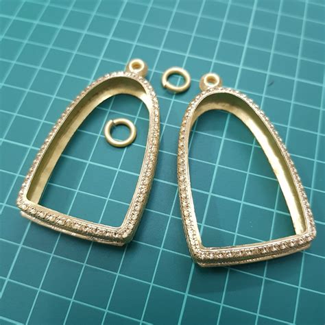 ตลับทอง 90 แท้ๆ แกะลาย ไม่มีซุ้ม ขนาดยักษ์ใหญ่ ใส่พระกริ่ง แข็งแรง สวยงาม รอชุบสี โรงงาน