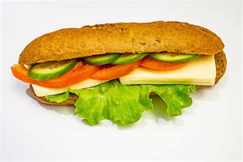 치즈 오이 토마토 양상추를 곁들인 샌드위치 를 흰색 배경에 닫습니다 0명에 대한 스톡 사진 및 기타 이미지 0명 가공육