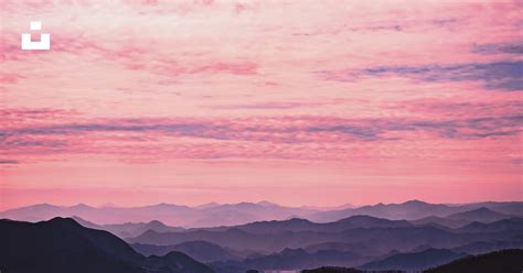 낮 동안 흐린 하늘 아래 산의 실루엣 사진 Unsplash의 무료 분홍색 이미지