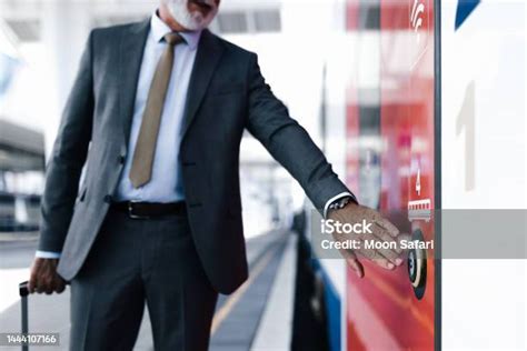 기차역 플랫폼에서 기차의 열린 문 버튼을 누르는 사업가의 중간 부분 객차에 대한 스톡 사진 및 기타 이미지 객차 경영자 관광 Istock