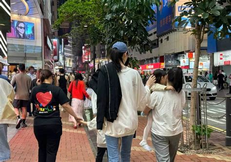 奚梦瑶何猷君一家逛街被偶遇 保姆陪伴带娃好惬意 搜狐大视野 搜狐新闻