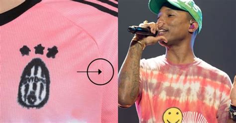 E Vizatuar Me Dorë Dhe Me Stemën Historike Risia E Fanellës Së