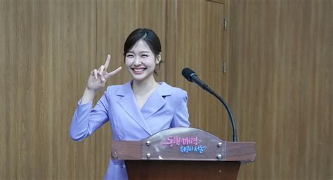 첫 쓰레드 나랑 친구해주라 🏠 거주지 서울 👩‍💻 직업 프리랜서 아나운서 🎉 나이 98년생 📏 키 164cm 🩸 혈액형 O 🌟 성격 사람 좋아함 친해지면