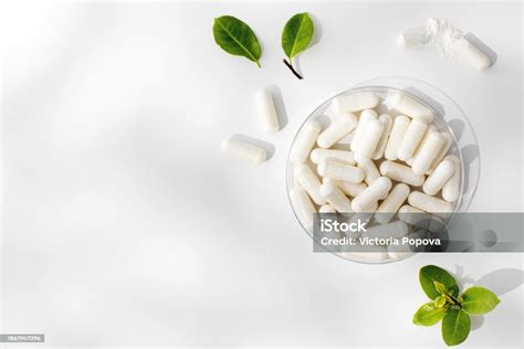 유기 성분의 미네랄 또는 식품 첨가물이 함유 된 흰색 캡슐 비타민 공간 복사 흰색에 대한 스톡 사진 및 기타 이미지 흰색
