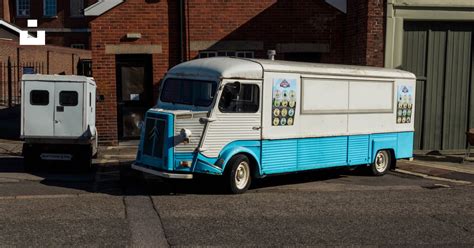 흰색 트럭 옆에 주차된 파란색 트럭 사진 Unsplash의 무료 영국 이미지