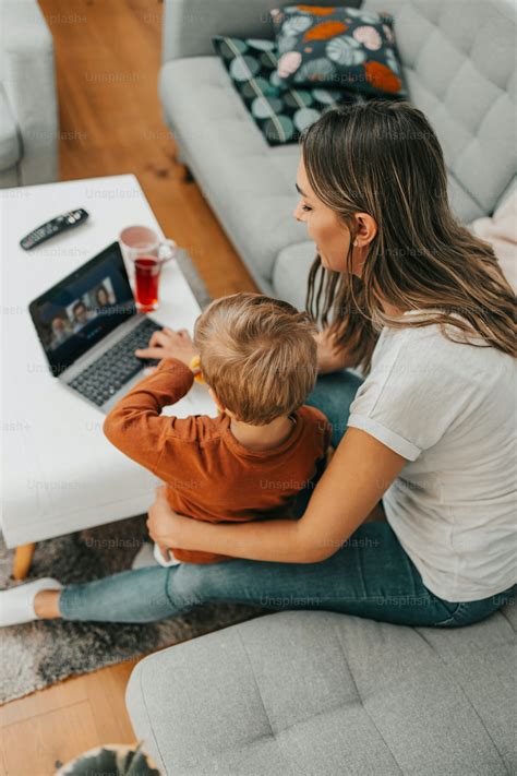 어린 아들과 강아지와 함께 온라인 쇼핑이나 재택근무를 즐기는 행복한 어머니 원거리 및 가상 통신에서 비즈니스 사진 Unsplash의 유년 시대 이미지