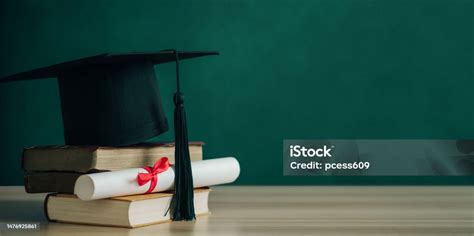 박격포판과 졸업 두루마리 빨간 리본으로 묶인 오래된 폭행 책 더미 개념 교육 축하합니다 졸업식 전자 학습 교육 졸업식에 대한 스톡 사진 및 기타 이미지 Istock