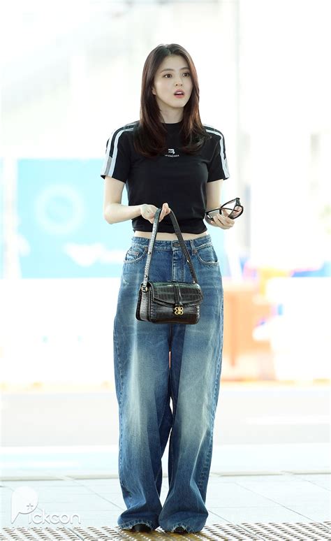한소희 사랑스러운 매력 더하는 깜찍 하트 포즈 [포토]