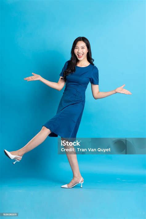 파란 드레스를 입은 아름다운 여인의 초상화 파란 배경에 고립 드레스에 대한 스톡 사진 및 기타 이미지 드레스 명랑한 미소 Istock
