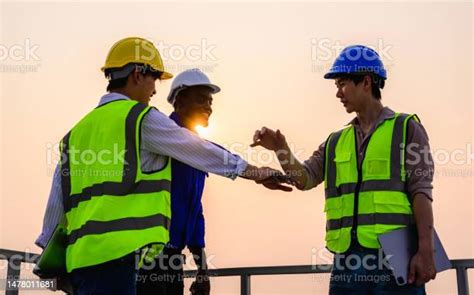 태양광 발전소에서 태양 전지판을 점검하고 유지 관리하는 엔지니어 작업자 3 명에 대한 스톡 사진 및 기타 이미지 3 명