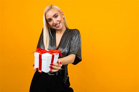 행복한 매력적인 소녀는 복사 공간과 노란색 배경에 선물 상자를 보유 18 19세에 대한 스톡 사진 및 기타 이미지 18 19세 공휴일 금발 머리 Istock