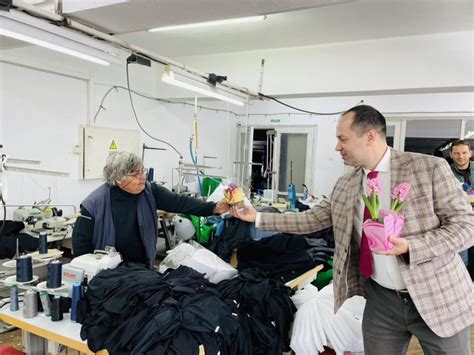 Кметът на Враца Калин Каменов подари над 1 000 цветя снимки