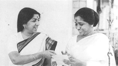 প্রাথমিকভাবে একটি গান করতে ২০০০০ টাকা নিতেন লতা মঙ্গেশকর। পরবর্তীতে তা বেড়ে দাঁড়িয়েছিল ৫০