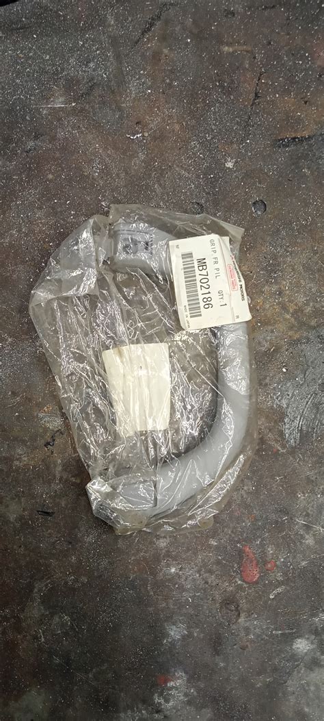 Продаю ручку на стойку от Mitsubishi MB702186, амортизаторы Monroe и ...