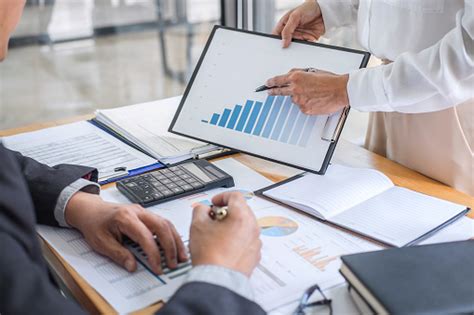 새로운 스타트업 성장 프로젝트 계획과 컴퓨터로 재무 전략 통계 분석 성공적인 팀워크 협력 결과 와 함께 일하는 비즈니스 팀