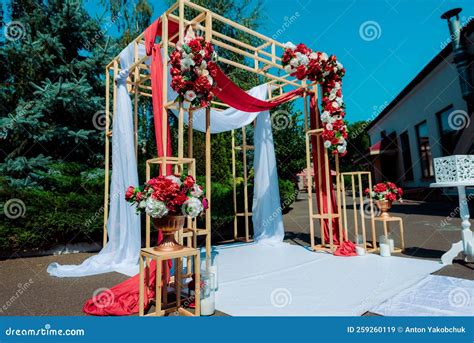 Huwelijksceremonie Bruiloft Met Verschillende Verse Bloemen Versierd Stock Afbeelding Image