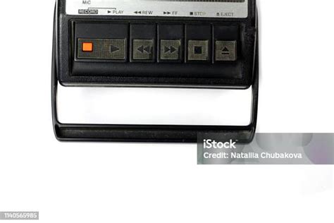오래 된 레트로 빈티지 80 년대 스타일의 휴대용 오디오 테이프 카세트 레코더 라디오 흰색 절연 텍스트에 대 한 무료 복사 공간 1980 1989 년에 대한 스톡 사진 및