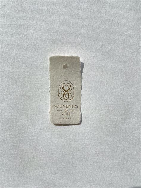 공예 그래픽 기념품 뉴트럴 톤 단순한 단순한 우아함 디자인 디테일 라벨 로고 매달린 문구 미니멀리스트