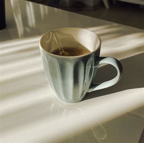 테이블 위의 머그잔에 담긴 커피 · 무료 스톡 사진