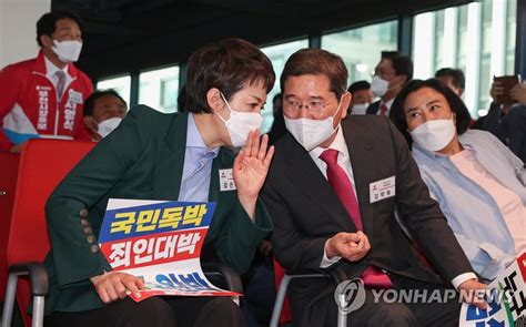 대화하는 김은혜 경기도지사 후보와 김학용 경기도지사 총괄선대위원장 연합뉴스