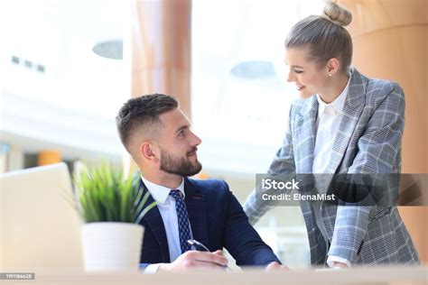 스타트업 프로젝트에서 협업하는 동안 사무실에서 노트북을 사용하는 두 명의 젊은 사업가 경영자에 대한 스톡 사진 및 기타 이미지 경영자 계획 금융 Istock