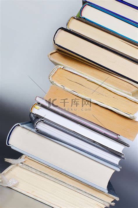 一摞书高清摄影大图 千库网