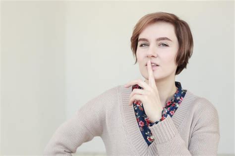 Hermosa Chica Blanca Pone Su Dedo En Sus Labios Pidiendo Silencio O