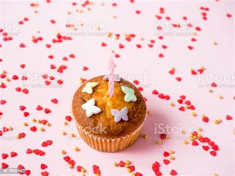 테이블에 초를 가진 생일 컵 케이크입니다 핑크 배경입니다 공간 복사 0명에 대한 스톡 사진 및 기타 이미지 0명 공휴일