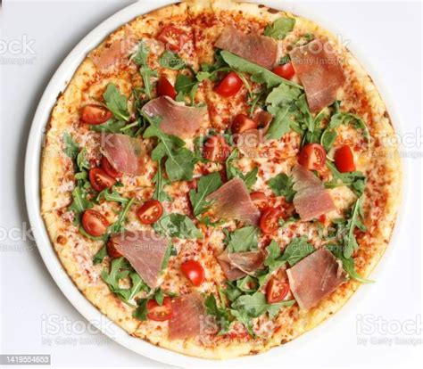 이탈리아 요리 흰색 배경에 햄 아루굴라 및 토마토가있는 피자 위쪽 보기 0명에 대한 스톡 사진 및 기타 이미지 0명 경관 고추류 Istock