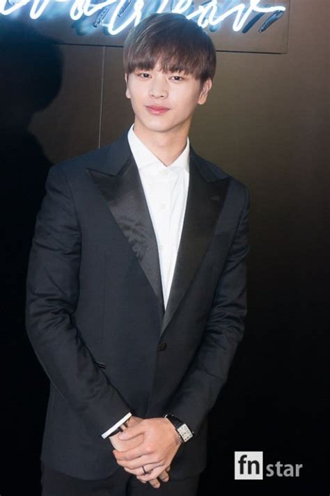 포토 육성재 모나리자 미소 헉스