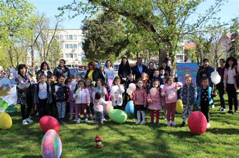 На Велики четвъртък Деца от Бяла Слатина боядисаха красиви яйца снимки