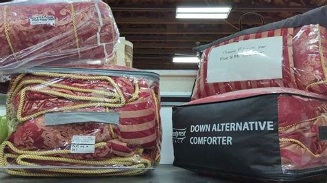 King Size Throw Pillows Bedspread And Comforter Dixons Auction At Crumpton