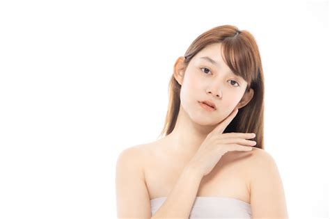 감염 코로나 바이러스 대기 오염 Pm25를 방지하기 위해 위생 마스크를 착용한 젊은 행복한 아시아 여성 건강 관리 및 코로나